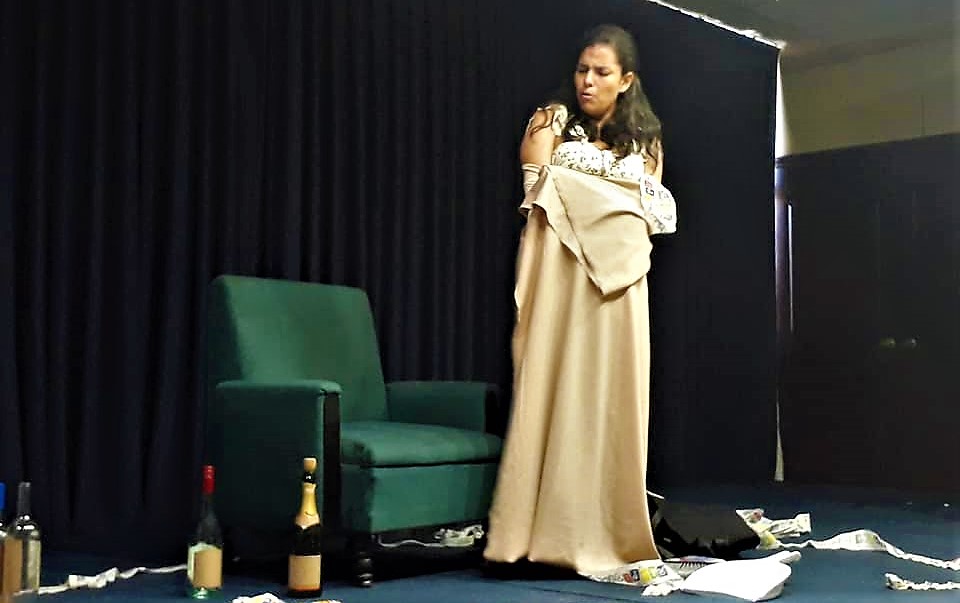 De Moscú a El Salvador. Isabela Estrada y su monólogo “Mamá”