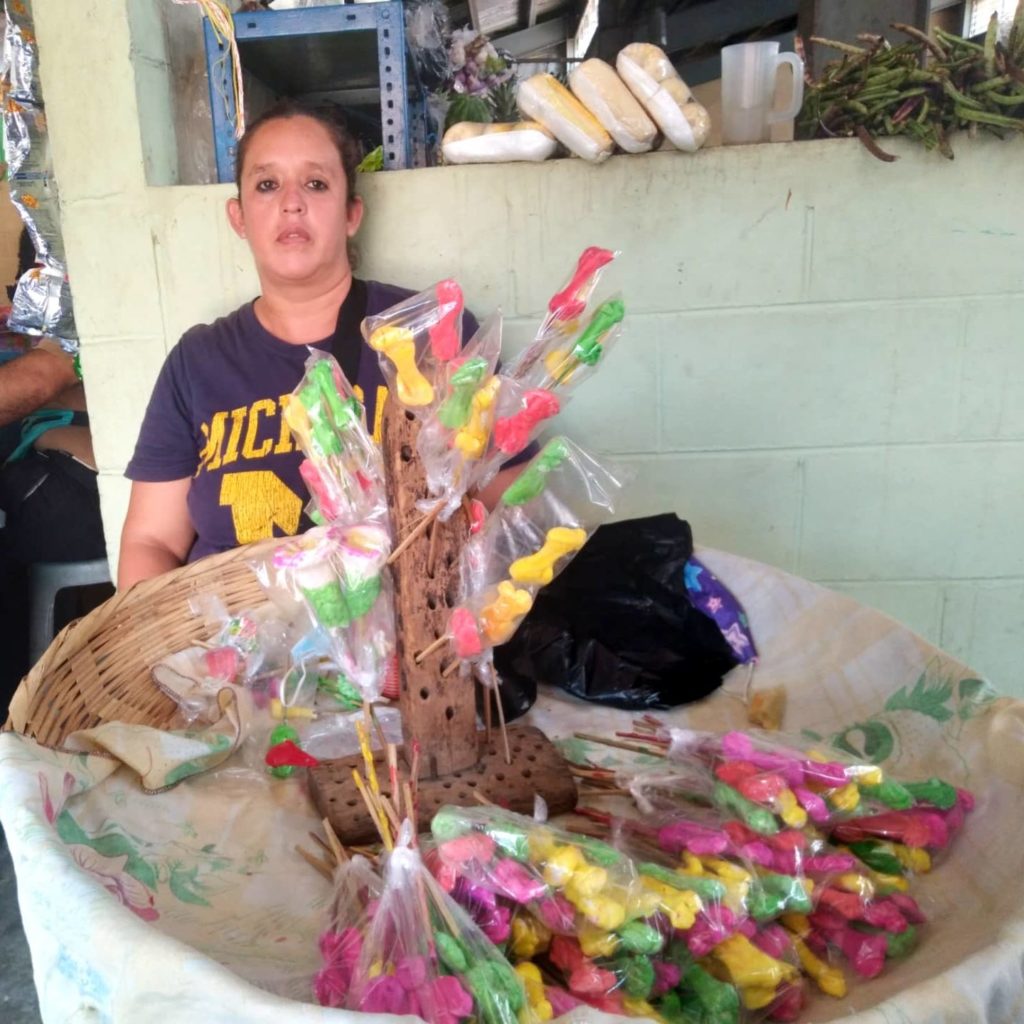 Claudia López y la tradición de elaborar dulces de gallitos para el día ...
